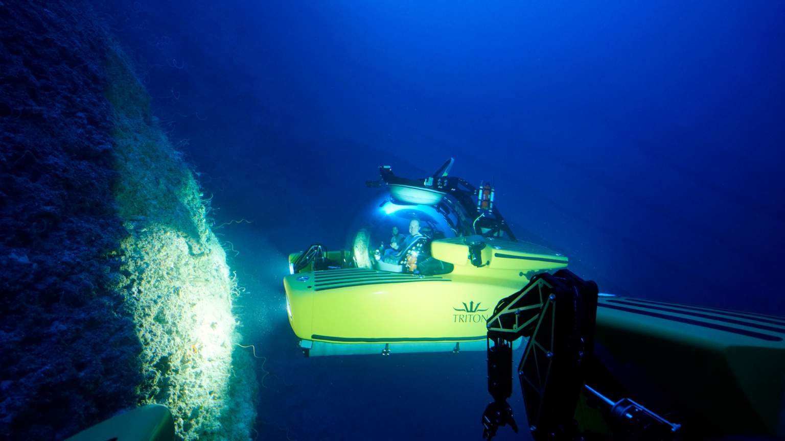 Triton 3300-3 exploring sea wall – Richard Varcoe | Triton Submarines